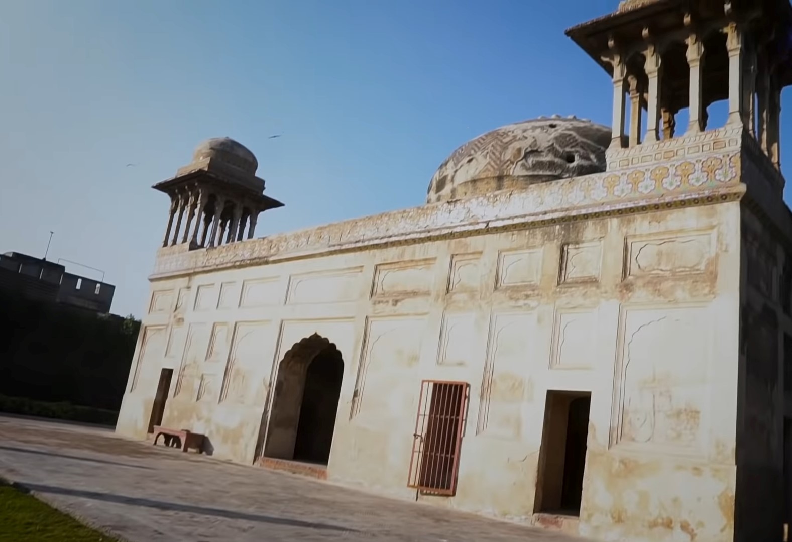 The Enchanting Beauty of Gulabi Bagh: Exploring Lahore's Pink Garden